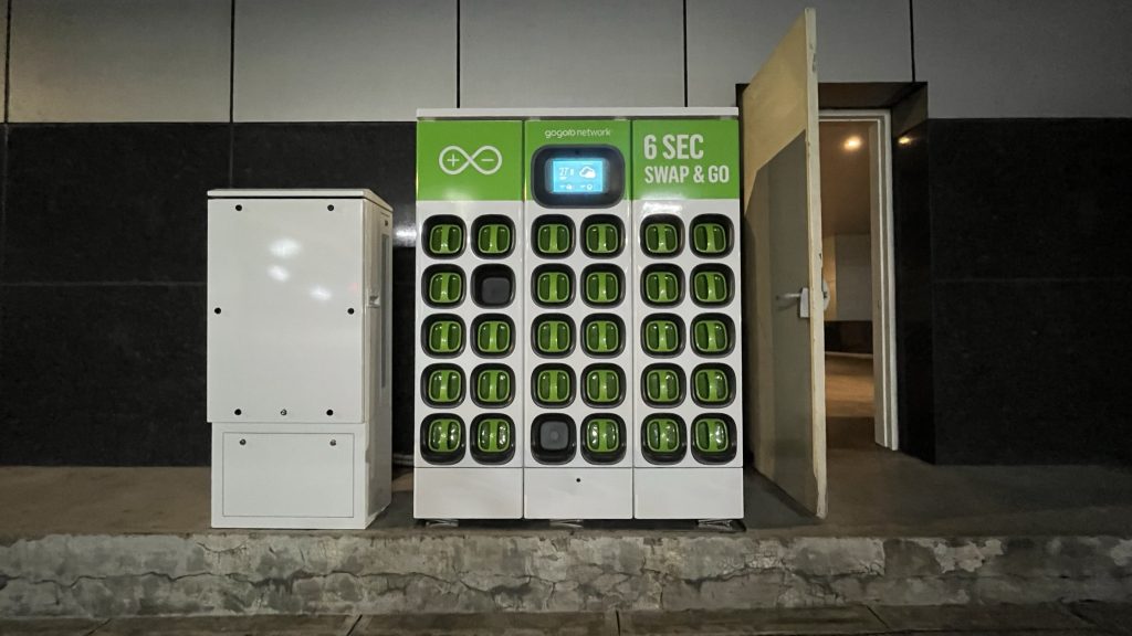 Gogoro Smartscooter spotted roaming in BGC » YugaMoto Motorcyle ...